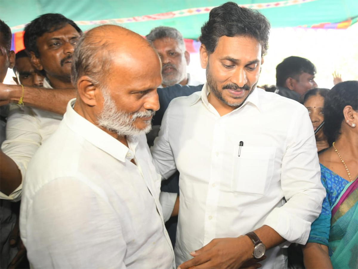 వైవీ సుబ్బారెడ్డి తల్లి పార్థీవదేహానికి నివాళులు అర్పించిన వైఎస్‌ జగన్‌ (ఫొటోలు) | YS Jagan ...
